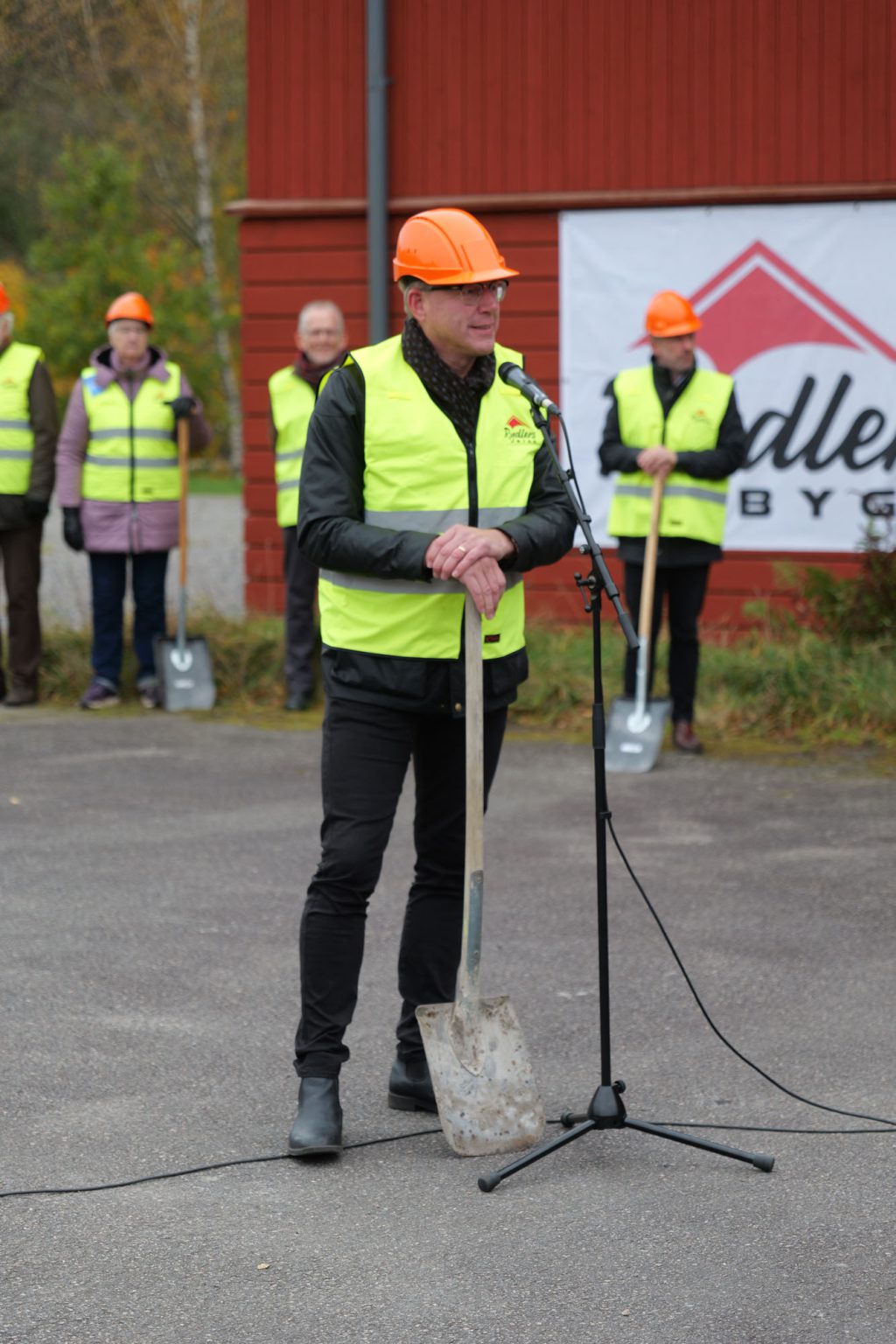 Första spadtaget för nya Hjälmaredshallen - Hjälmared folkhögskola